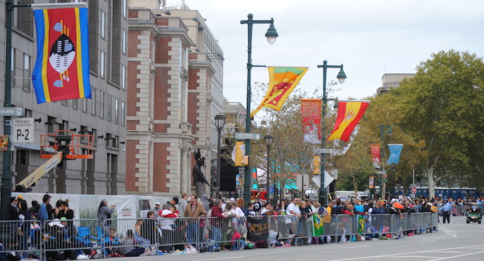Crowds await Pope Francis on his last day in U.S. - FāVS News
